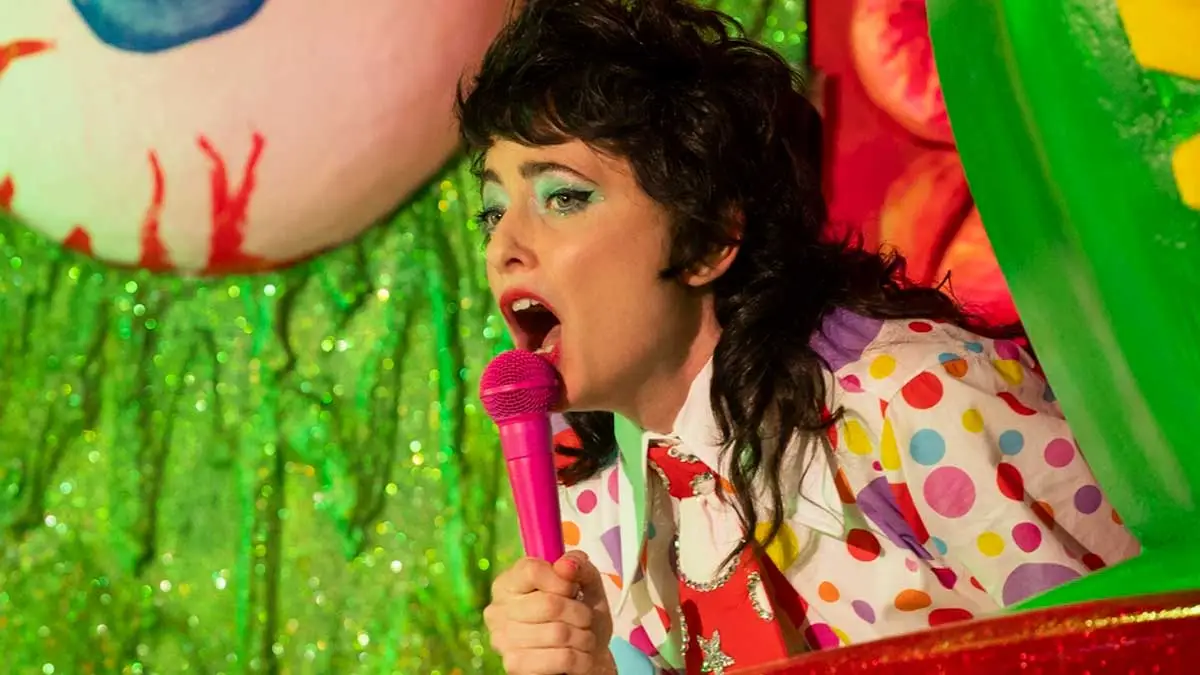Sarah Sherman von SNL im neuen HBO-Special Live + In the Flesh - Hit ...